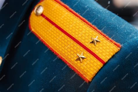 Погоны офицеров военной полиции россии на форме Премиум Фото