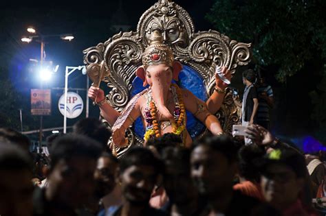 슈리 가네샤 경의 동상과 가네샤 축제의 날 의 신도들의 동상 Anant Chaturdashi에 대한 스톡 사진 및 기타 이미지