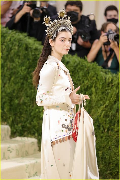 Lorde Defends Dramatic Decision To Shush Fans After Melodrama Tour