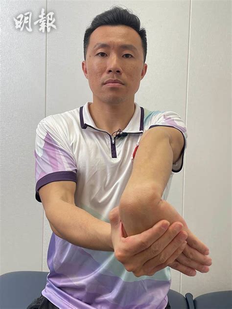 常提重物、長打電腦手機易致手臂痛 物理治療師4招伸展手部肌肉【短片示範】 1108 20230408 熱點 即時新聞 明報新聞網