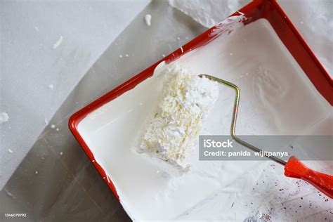 페인팅을 위한 페인트 트레이에 페인트 브러시와 페인트 롤러가 있는 페인팅 도구 0명에 대한 스톡 사진 및 기타 이미지 0명 개념 개선 Istock