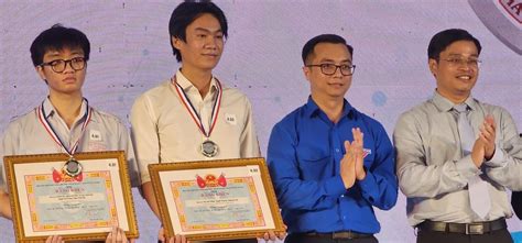 Huy chương Bạc giải thưởng Thiết kế chế tạo ứng dụng UIT truyền