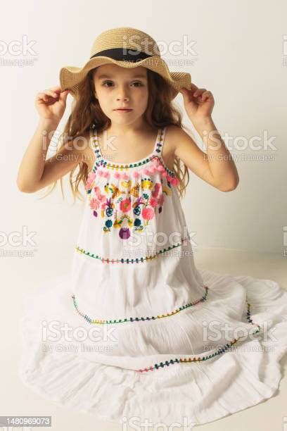 흰색 배경에 스튜디오에서 흰색 드레스와 모자를 쓴 금발 소녀 스타일 고급 의상에 대한 스톡 사진 및 기타 이미지 고급 의상 귀여운 금발 머리 Istock