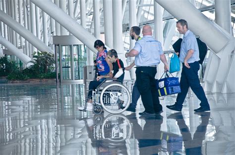 공항 구급차 응급 대원 도움이 아픈 관광 여객 휠체어에 시스 코 Sa Carneiro 공항 출국장 포르투포르투갈체크인 데스크