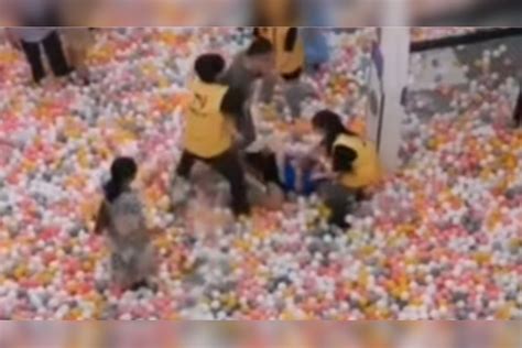 男家长在游乐园将男孩按地上殴打，商家：男孩挑衅引发冲突