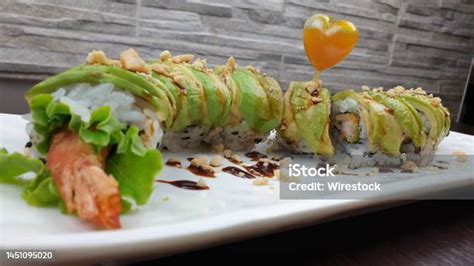 일식 레스토랑에서 맛있는 다채로운 초밥 쟁반의 근접 촬영 0명에 대한 스톡 사진 및 기타 이미지 0명 건강한 식생활 날것
