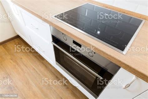 타일 벽과 나무 조리대가있는 흰색 주방 인테리어의 현대적인 요리 스토브 0명에 대한 스톡 사진 및 기타 이미지 0명 가정