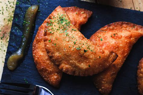 토마토 종 달걀과 함께 사과 소스를 곁들인 핸드 파이를 가까이에서 만드실 수 있습니다 0명에 대한 스톡 사진 및 기타 이미지
