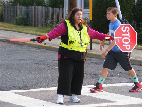 Reader Says The School Crossing At Linwood Towards BF NEEDS An