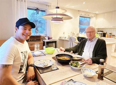 “ปีเตอร์ คอร์ป ไดเรนดัล” กลับเดนมาร์กเยี่ยมครอบครัวในรอบ 10 อื้อหือ หลานชายหล่อจนใจเจ็บ