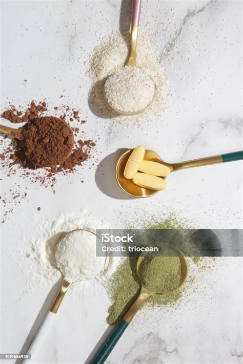 건강과 미용을위한 다양한 유형의 건강 보조 식품 콜라겐 비타민 비오틴 알약 및 분말 형태의 단백질 가루로 빻은에 대한 스톡 사진