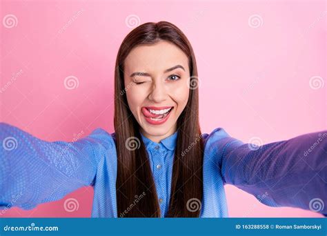 Selbstfoto Von Süßer Schöner Attraktiver Freundin Flirty Lecken Ihre