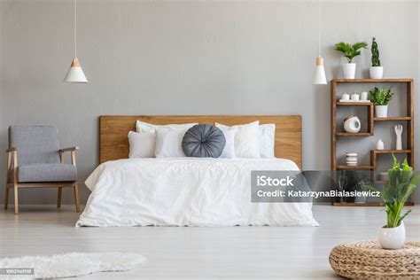 안락의 자 옆 식물 및 Pouf 스캔 디 침실 인테리어에서 나무 침대에 꽃무늬 실제 사진 0명에 대한 스톡 사진 및 기타 이미지 0명 가구 가정 생활 Istock