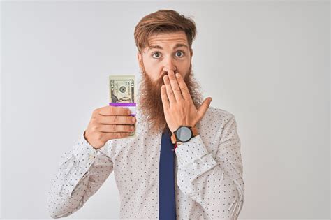 실수 두려움의 표현 침묵 비밀 개념에 무서워 수치로 충격을 손으로 고립 된 흰색 배경 커버 입 위에 서 달러를 들고 젊은 빨간