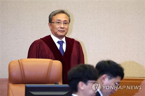 입장하는 유남석 헌재소장 연합뉴스