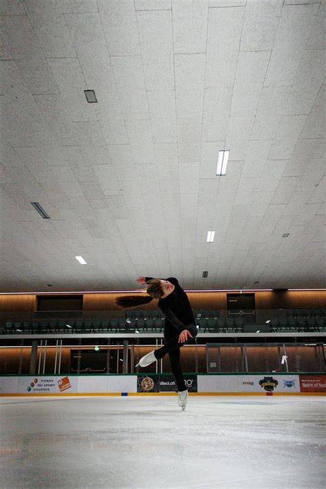 공중에서 점프하는 사람 사진 Unsplash의 무료 스위스 이미지