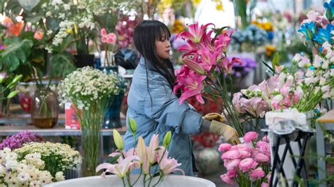 ດອກ ໄມ້ ສົດ ກາຍ ເປັນ ເສດ ຖະ ກິດ ທີ່ ສວຍ ງາມ