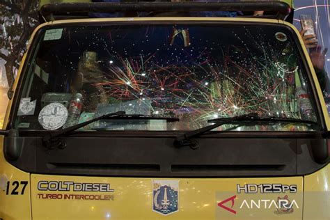 Semarak Pesta Kembang Api Di Kawasan Patung Ondel Ondel Jakarta Antara News