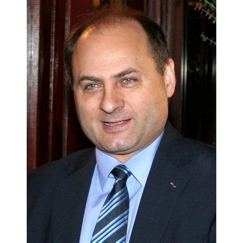 Евтим Костадинов шефът на Комисията по досиетата празнува с най близките си пожелава си само