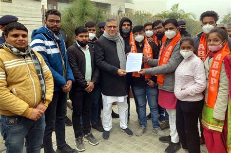 City Life Haryana शिक्षा मंत्री को ज्ञापन देते अभाविप के कार्यकर्ता