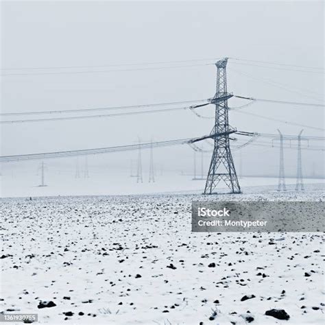 눈이 있는 겨울 풍경의 고전압 철탑 겨울에 비싼 난방 및 유럽에서 전기 가격 상승 0명에 대한 스톡 사진 및 기타 이미지 0