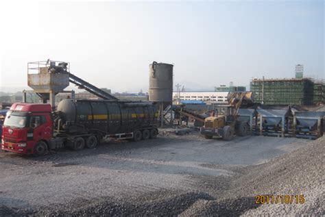由我公司投资建设的南六路项目实施水泥稳定碎石基层试验段摊铺 浙江省基础建设投资集团