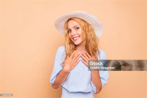 평온한 사람들 사람 좋은 분위기 개념입니다 가까운 빛의 스튜디오 사진 초상화 꽤 미소 레이디 파스텔 밝은 선명한 색상 배경에