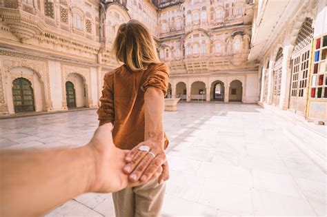 날 따라와 개념 인도에서 일몰에 요새 안쪽 남자 친구 들고 손을 선도 하는 여자 개인적 시점에 대한 스톡 사진 및 기타 이미지 개인적 시점 시점 2명 Istock