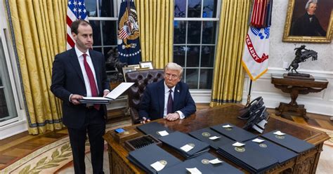 트럼프 취임하자마자 의회 폭동 가담자 1500명 사면