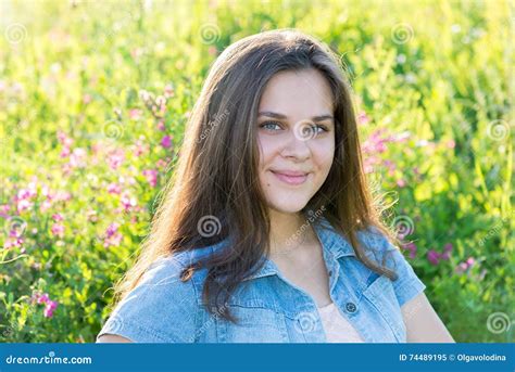 Portret Van Meisje Van 16 Jaar In Bloemweide Stock Afbeelding Image