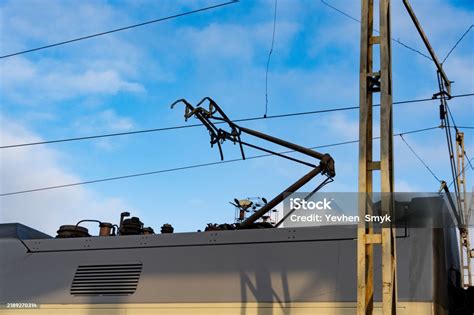 팬터그래프는 전기 열차 꼭대기에서 우아하게 뻗어 나와 고요한 풍경을 통과하면서 가공선으로 연결됩니다 맑은 하늘은 이 순간을 위한 완벽한 배경을 만듭니다 0명에 대한 스톡