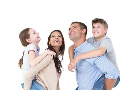 Padres Dando Un Paseo A Sus Hijos Mientras Miran Hacia Arriba Foto