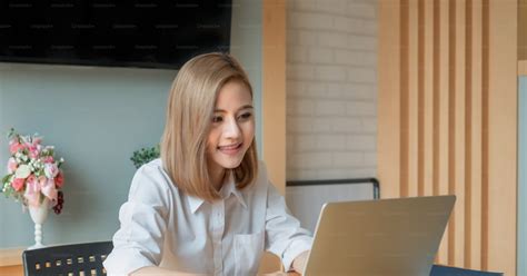 매력적인 아시아 사업가가 사무실에서 노트북으로 작업하고 있다 사진 Unsplash의 라이프 스타일 이미지