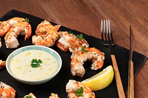 배경에 어두운 소박한 복사 공간을 소스와 함께 조리 새우 한 접시의 사진 0명에 대한 스톡 사진 및 기타 이미지 0명 갑각류 검은색 Istock