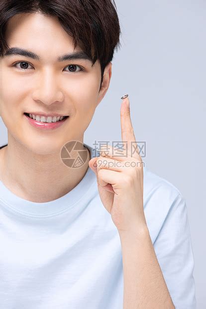 佩戴隐形眼镜的年轻男性高清图片下载 正版图片501732111 摄图网