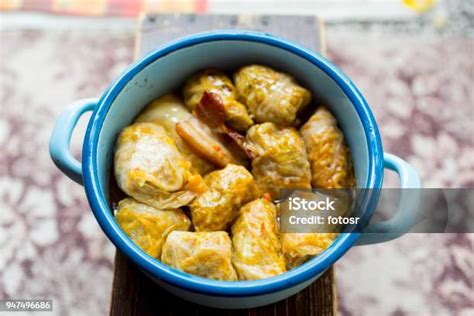 Sarma 전통적인 발칸 및 동부 쪽 유럽 휴가 음식쌀과 다진된 고기를 채워 양배추 잎을 올리고 사르마에 대한 스톡 사진 및