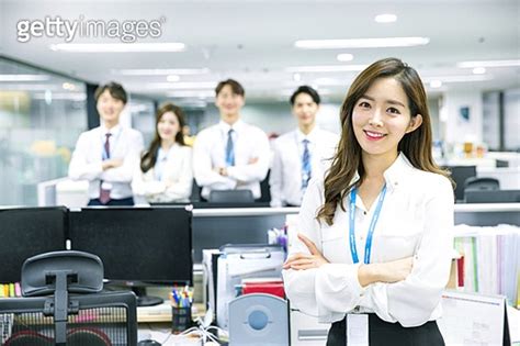 한국인 남성 비즈니스 화이트칼라 전문직 사무실 업무현장 미소 밝은표정 동료 역할 팀워크 협력 여성