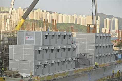 克服方艙組件標準不同問題 建築署長：團隊日做十幾二十小時 新冠疫情專頁