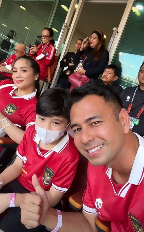 10 Potret Nagita Slavina Nonton Piala AFF Kayak ABG Kece