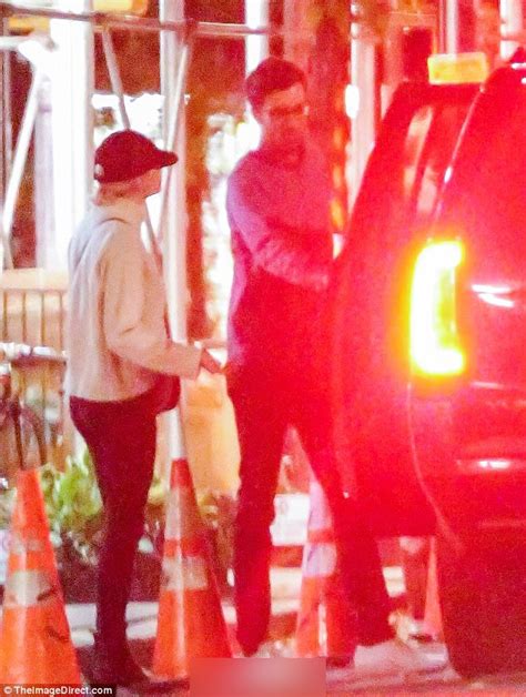 “石头姐”艾玛·斯通低调现身街头 携男友共庆生日 搜狐大视野 搜狐新闻