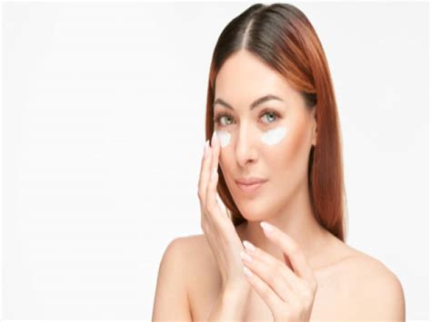 How To Use Rose Petals For Under Eye Care अंडर आई केयर के लिए गुलाब का