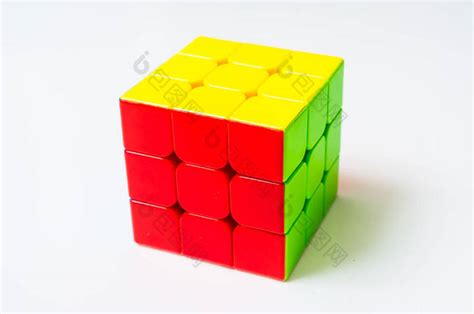 在白色背景上孤立的立方体图片 包图网企业站