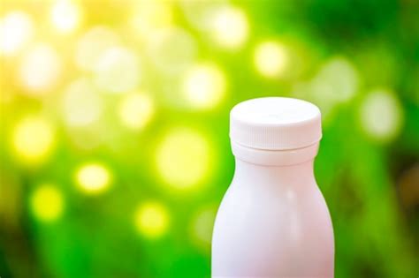 병 플라스틱 정원에서 나무와 나무 모호한 Bokeh 바탕에 흰색 제품 이미지와 패키지에 대 한 벽지를 사용 하 여 3차원 형태에 대한 스톡 사진 및 기타 이미지 Istock