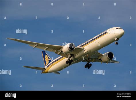 Singapore Airlines Boeing 787 10 Dreamliner 9v Scs On Final Approach