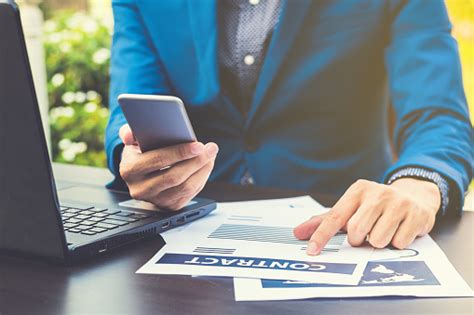 비즈니스 기술 개념 사업 사람들 손에 스마트 전화 연결을 사용 기업 재무와 산업에 대한 스톡 사진 및 기타 이미지 기업 재무와 산업 남자 남자 사업가 Istock