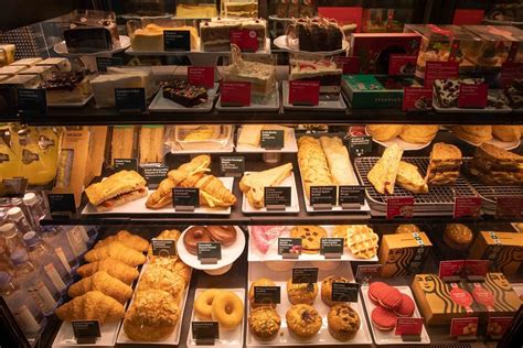 ผู้บริหารเอ็ม บี เค เซ็นเตอร์ ร่วมฉลองเปิดร้านสตาร์บัคส์