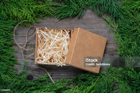 전나무 가지 의 프레임과 꼬기로 묶여 열린 선물 종이 상자 크리스마스 카드 공백 0명에 대한 스톡 사진 및 기타 이미지 0명