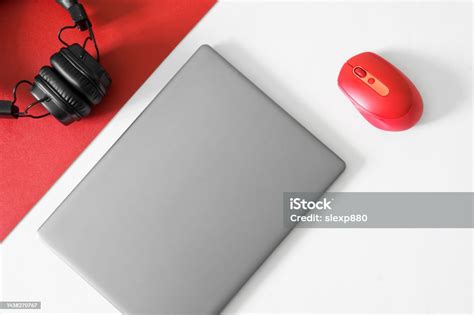 실버 노트북 빨간색 컴퓨터 마우스 및 빨간색과 흰색 대각선 배경에 검은색 무선 헤드폰 현대 직장의 개념 공간을 복사합니다 0명에 대한 스톡 사진 및 기타 이미지 Istock