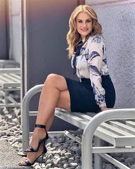 Flor Rubio R Crossedlegs