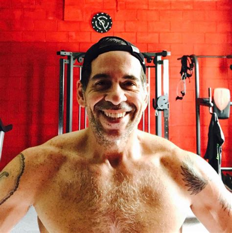 EGO Leandro Hassum Posa Sem Camisa Nos Estados Unidos Vida Nova